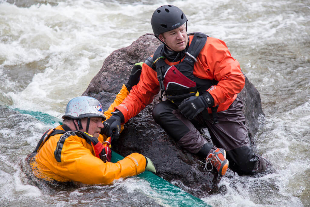 Boat Pin & Entrapment - Whitewater Rescue Institute